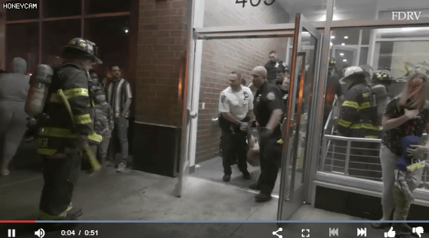 华人区公寓被纵火，裸体男子被消防员四脚抬出_无忧资讯