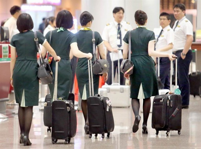 长荣空姐机上喝醉 半裸做运动 辩称是“梦游”_无忧资讯
