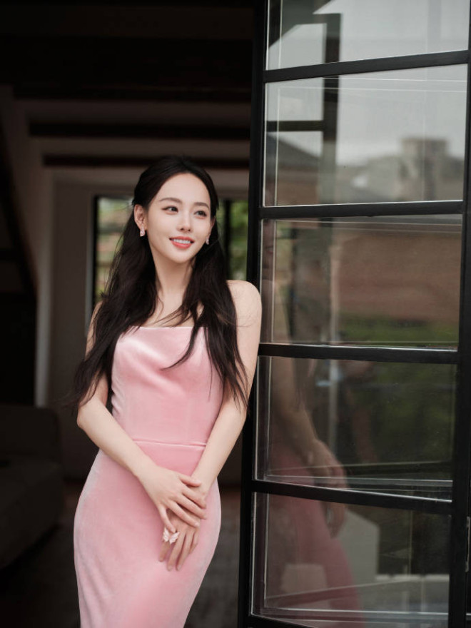 张嘉倪穿粉色长裙尽显活力！雪肤娇嫩曼妙身材太美 -6parkbbs.com