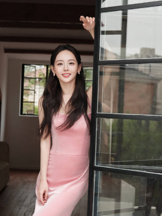 张嘉倪穿粉色长裙尽显活力！雪肤娇嫩曼妙身材太美 -6parkbbs.com