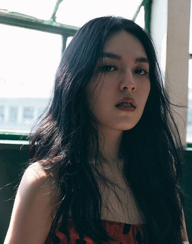 李咏女儿法图麦穿爱心吊带裙 大波浪卷发披肩御姐范十足 -6park.com