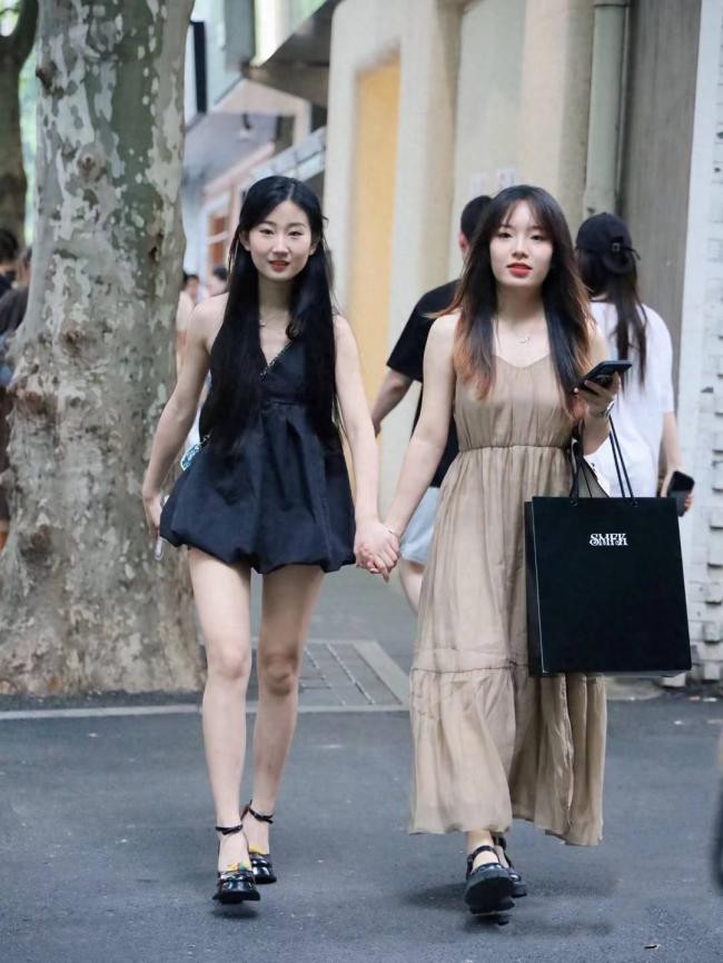 看巴黎街拍就知道 时髦女人都在穿“长裙” -6park.com