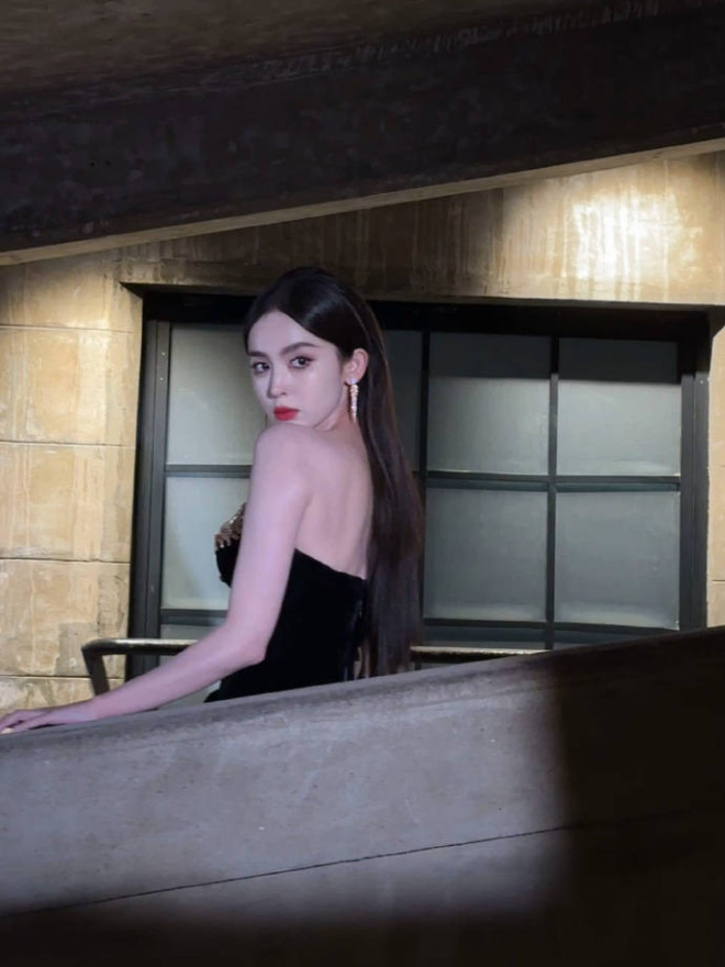 新疆美女娜扎黑金开叉裙冲上热搜！她身材火辣... -6parkbbs.com