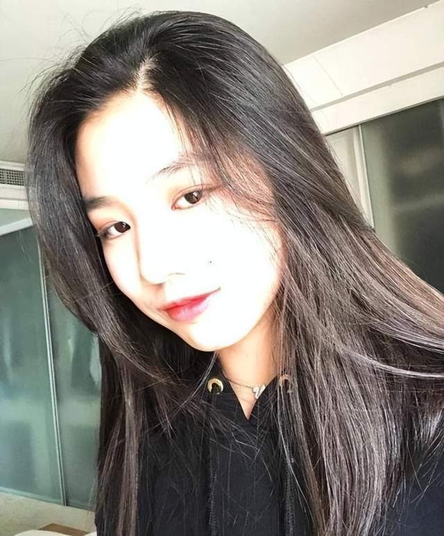 汪峰女儿小苹果成大姑娘？19岁妆容惊艳 -6parkbbs.com