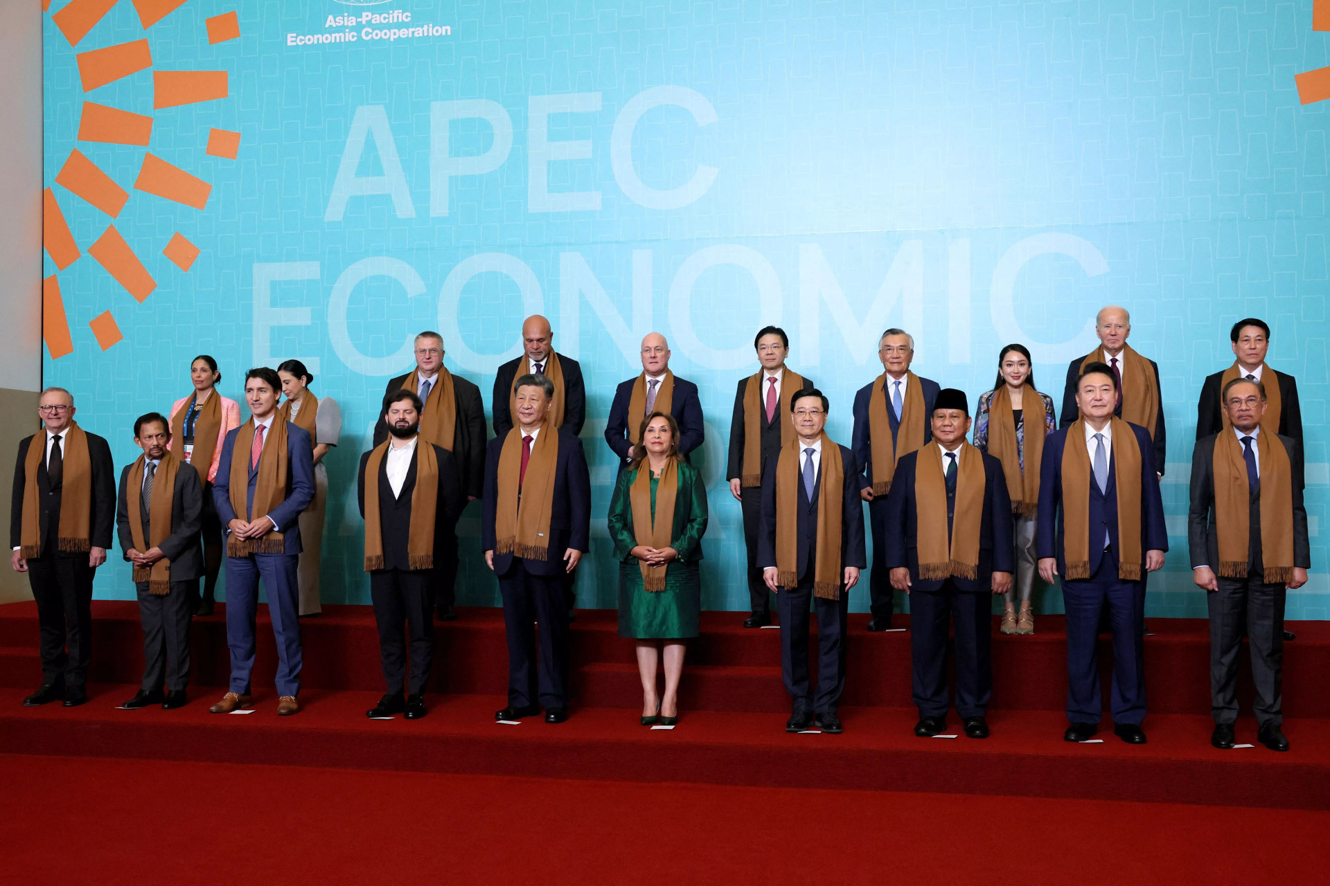 APEC合照尴尬了！习近平站C位，拜登塞角落_无忧资讯